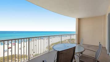 Apartamento em Condomínio Fechado, várias camas, varanda (Ocean Villa 502 - No Pets Allowed) | Vista do quarto