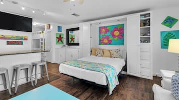 Suite-Estúdio, várias camas, varanda, vista para a piscina (Hidden Beach 228) | 1 quarto, com decoração personalizada, com mobília individualizada