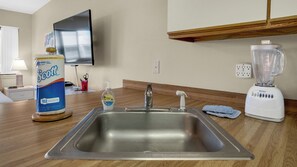 Suíte estúdio, sacada, vista para o jardim (Hidden Beach 235) | Cozinha privada | Geladeira, micro-ondas, fogão, cooktop