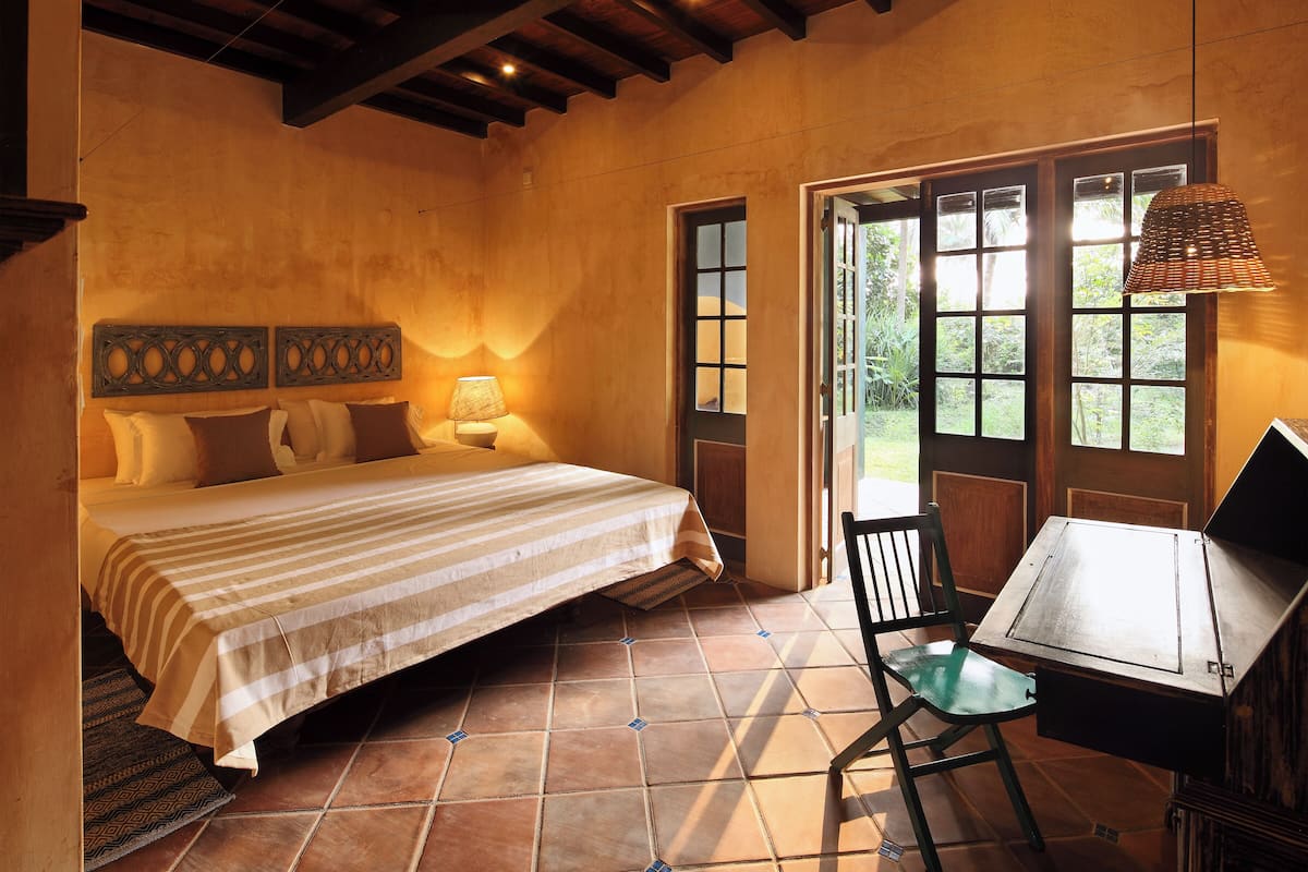 Quarto casal luxo, varanda, vista para o jardim | Cofres nos quartos, escrivaninha, Wi-Fi de cortesia