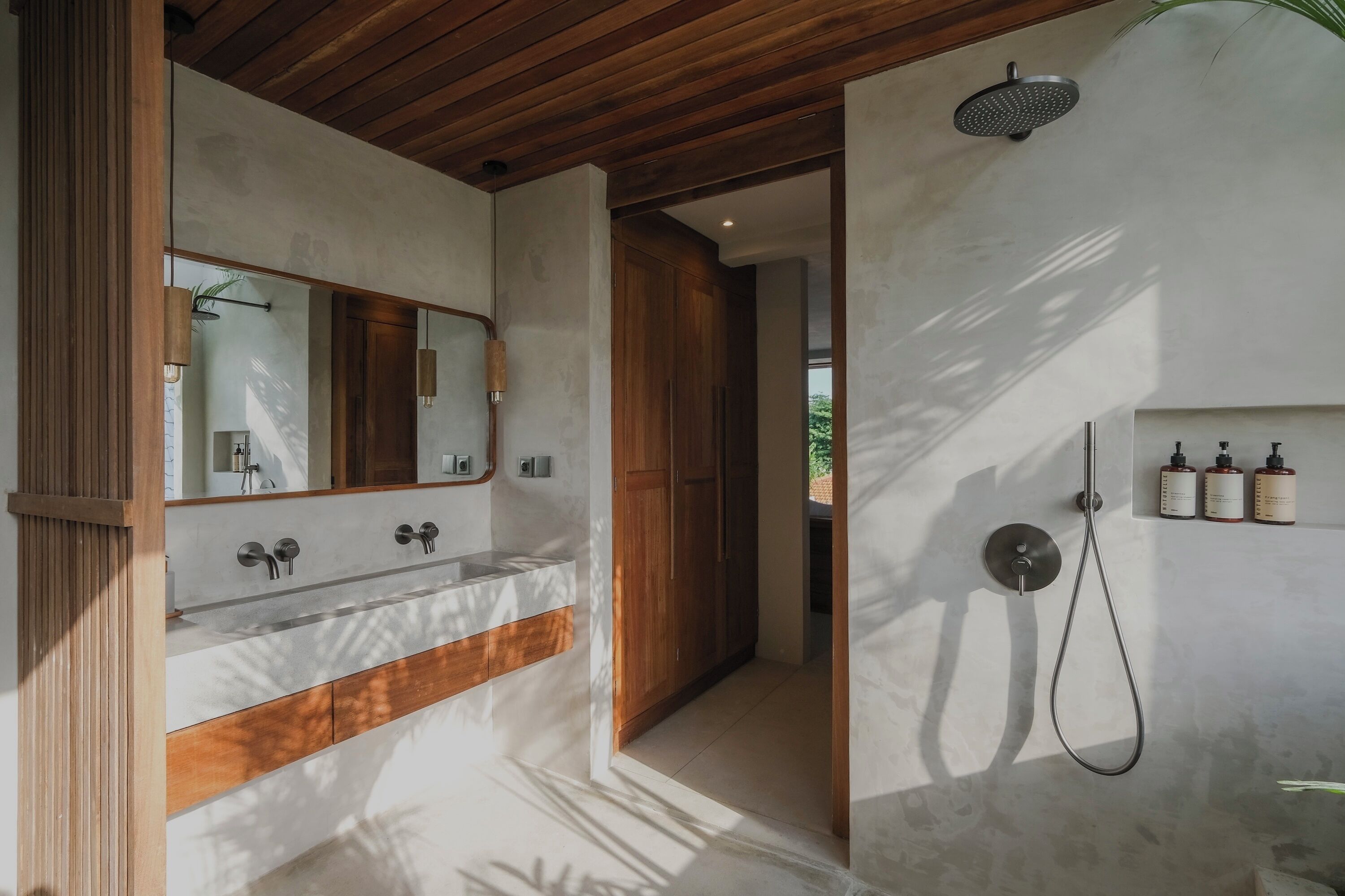 Villa Design, vista para o jardim | Casa de banho | Artigos de higiene pessoal grátis, toalhas fornecidas, sabão, champô 