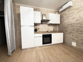 Apartamento luxo, cozinha | Cozinha privada | Geladeira grande, micro-ondas, máquina de café expresso