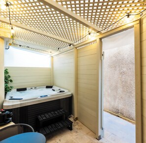 Quarto casal superluxo | Banheira de hidromassagem particular