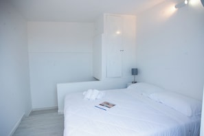 1 quarto, ferro/tábua de engomar, roupa de cama fornecida