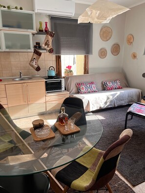 Um espaço de estar moderno com cozinha, sala de jantar e área de estar.