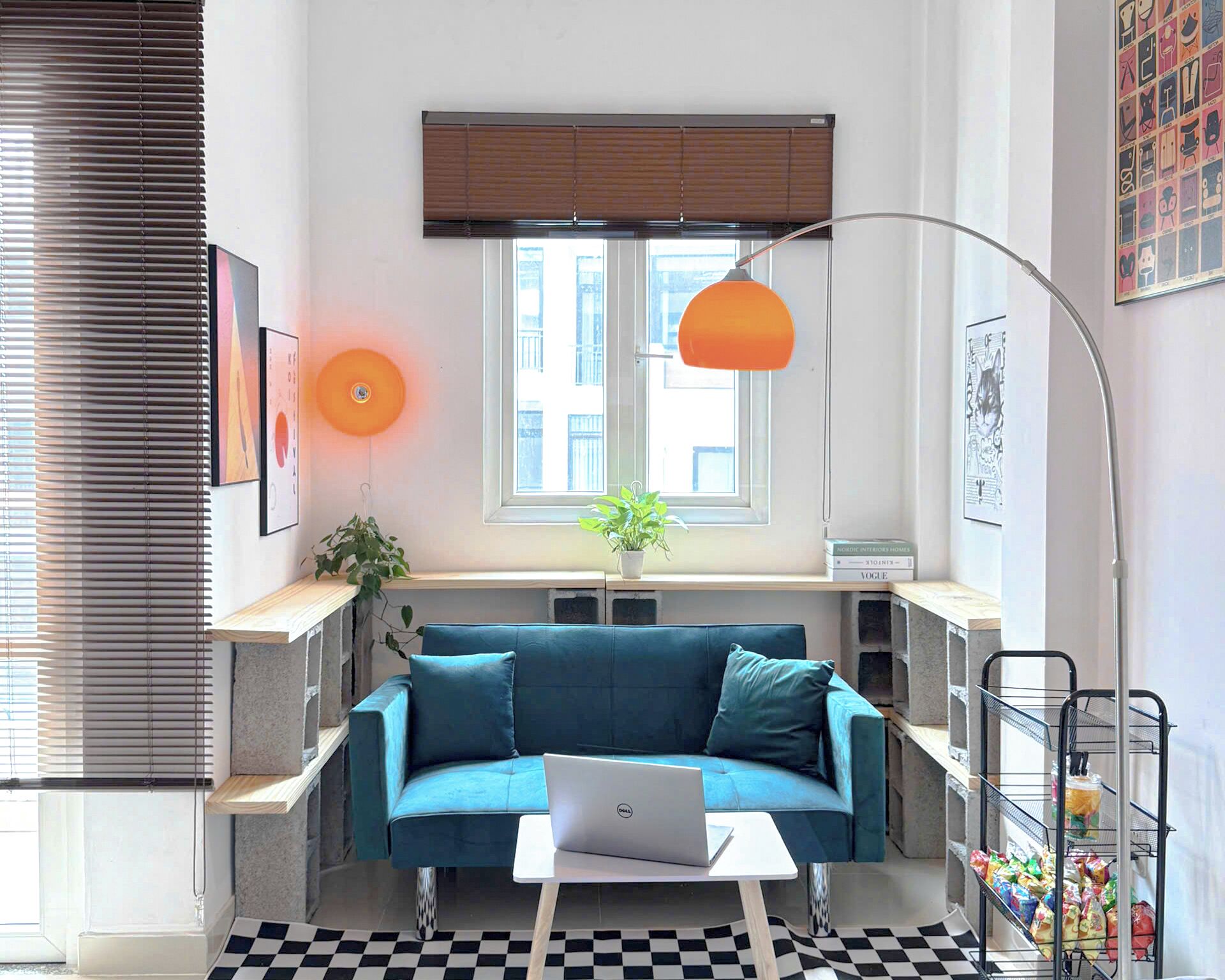 Estúdio Deluxe, varanda, Vista para a cidade | Sala de estar | Televisor de ecrã plano de 16 polegadas com canais por cabo 