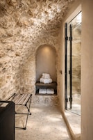 Quarto casal standard, vista para o jardim | Cofres nos quartos, quartos à prova de som, Wi-Fi de cortesia