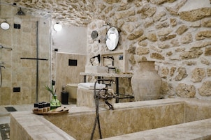 Quarto luxo, vista para o pátio | Cofres nos quartos, quartos à prova de som, Wi-Fi de cortesia