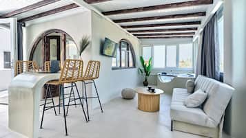 Suíte, sacada, vista para a cidade | 1 quarto, cofres nos quartos, escrivaninha