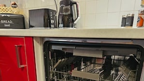 Um frigorífico, um micro-ondas, um forno, uma placa de cozinha 
