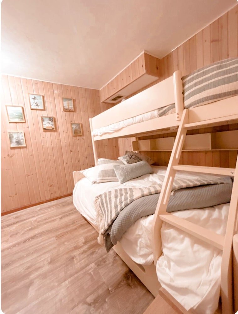 A-frame Near Chicago, Notre Dame, Shipshewana, Pet Friendly, Shared Hottub. - Shipshewana, IN