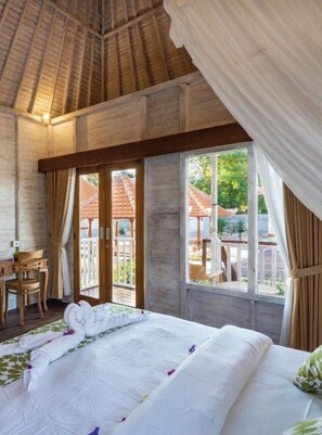 Quarto casal standard, sacada | Escrivaninha