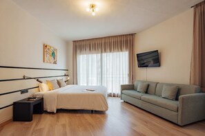 Quarto quádruplo standard, sacada | Escrivaninha, espaço de trabalho para notebook, Wi-Fi de cortesia