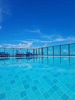 Piscina externa, funciona das 8h às 20h, guarda-sóis, espreguiçadeiras