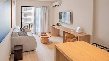 Premium One Bedroom Apartment with Balcony | Cofres nos quartos, quartos à prova de som