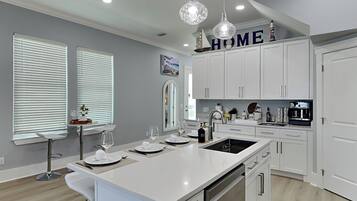 Casa, várias camas, varanda, vista para o oceano (The Blue Pearls) | Cozinha privada | Geladeira, micro-ondas, fogão, cooktop