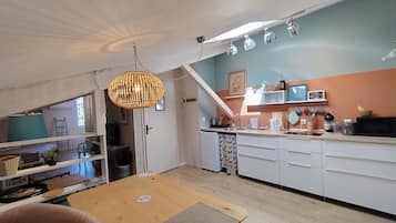 Estúdio superior, 1 cama Queen e sofá-cama, para não fumantes, banheiro privativo | Cozinha privada | Frigobar, micro-ondas, cooktop, chaleira elétrica