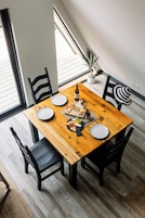 Minifrigorífico, um micro-ondas, um forno, uma placa de cozinha