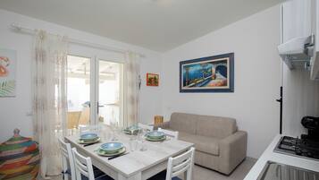 Apartamento, vista para o jardim | Sala de estar | TV 35 polegadas com canais digitais