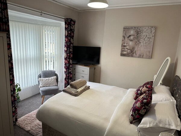 3 Bed Flat - Sleeps 6 - Parking - Wifi - Antrim