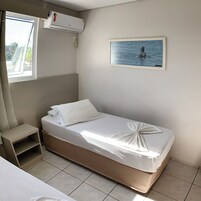 Quarto duplo superior | Escrivaninha, espaço de trabalho para notebook