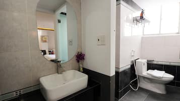 Quarto Deluxe | Casa de banho | Um polibã, um chuveiro de hidromassagem, produtos de higiene exclusivos