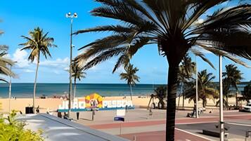 Apartamento Deluxe | Praia | Na praia, praia de areia branca, guarda-sóis de praia