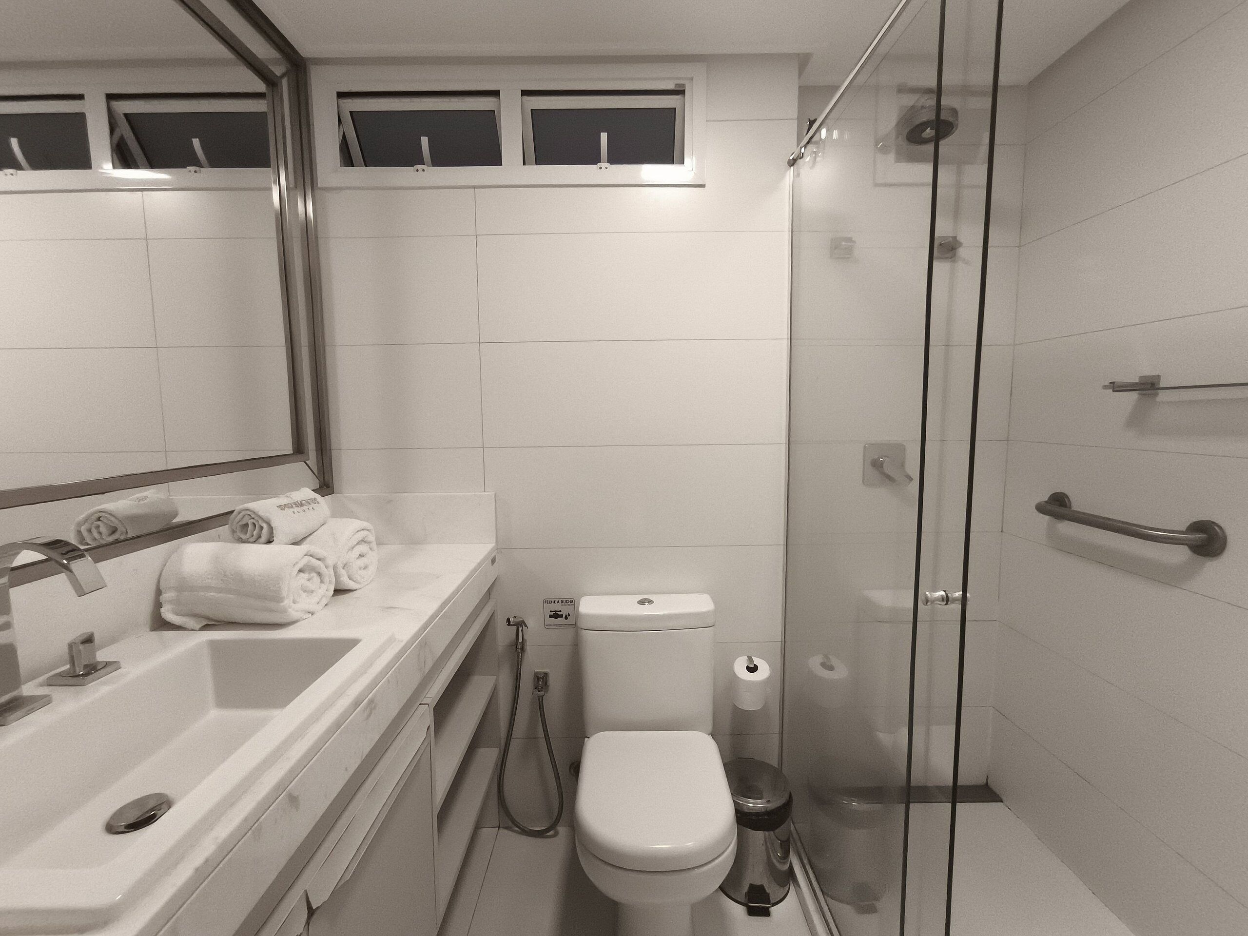 Apartamento Deluxe | Casa de banho | Um polibã, um secador de cabelo, toalhas fornecidas, sabão 