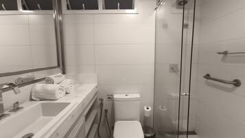 Apartamento Deluxe | Casa de banho | Um polibã, um secador de cabelo, toalhas fornecidas, sabão