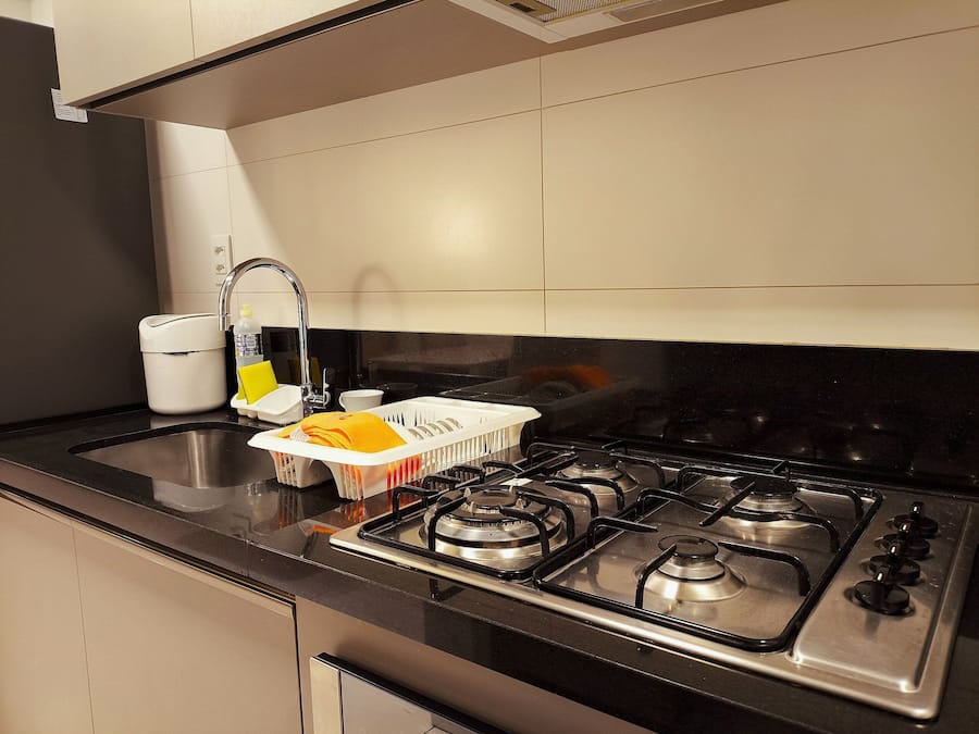 Apartamento Familiar | Cozinha privada | Uma cafeteira/bule, um frigorífico, um micro-ondas
