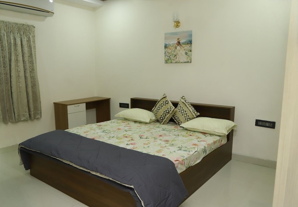 Peaceful Home Stay With A/c Gym And Swimming Pool - 