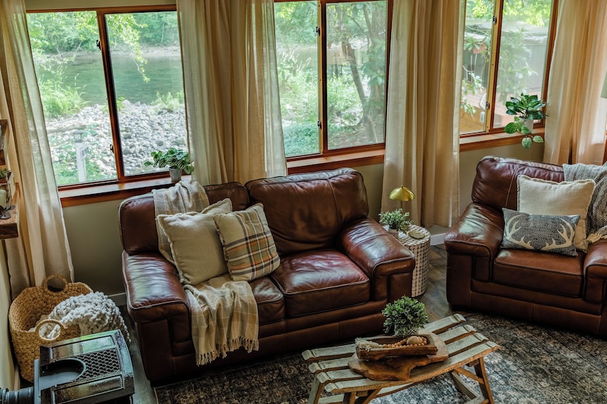 Southfork Serenity Enchanting Riverfront Cabin With Large Deck - Pet-friendly! -