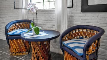 Tanzanite King Suite | Cofre no quarto, secretária