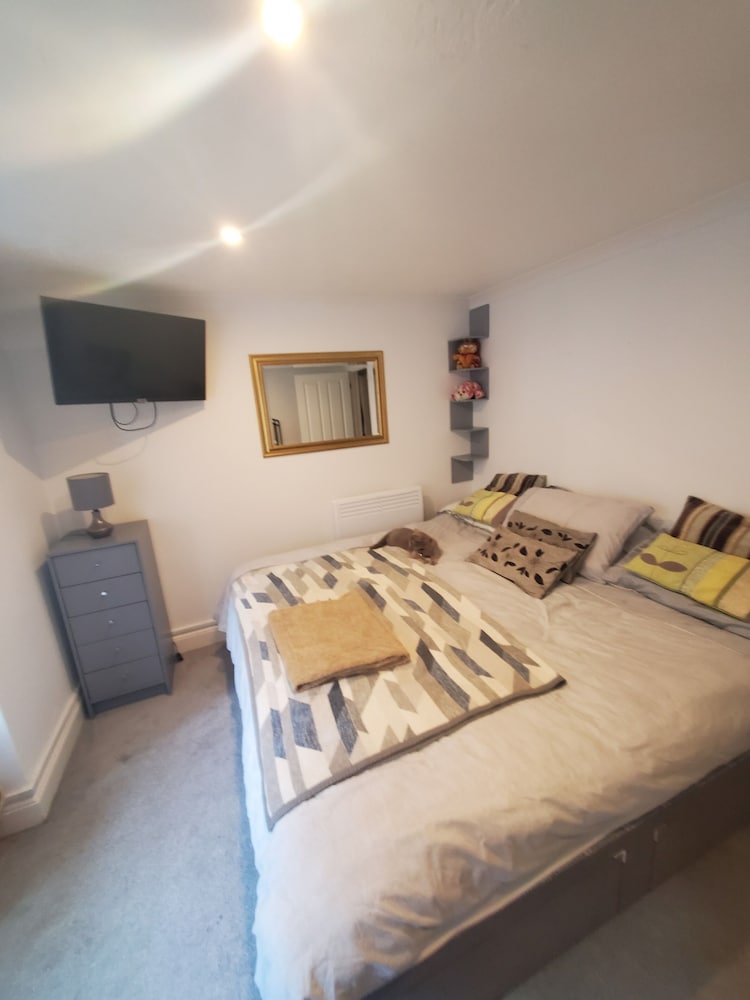 Rare Basement Flat In Best Location,free Parking On Site, Private Sunny Patio - Eastbourne