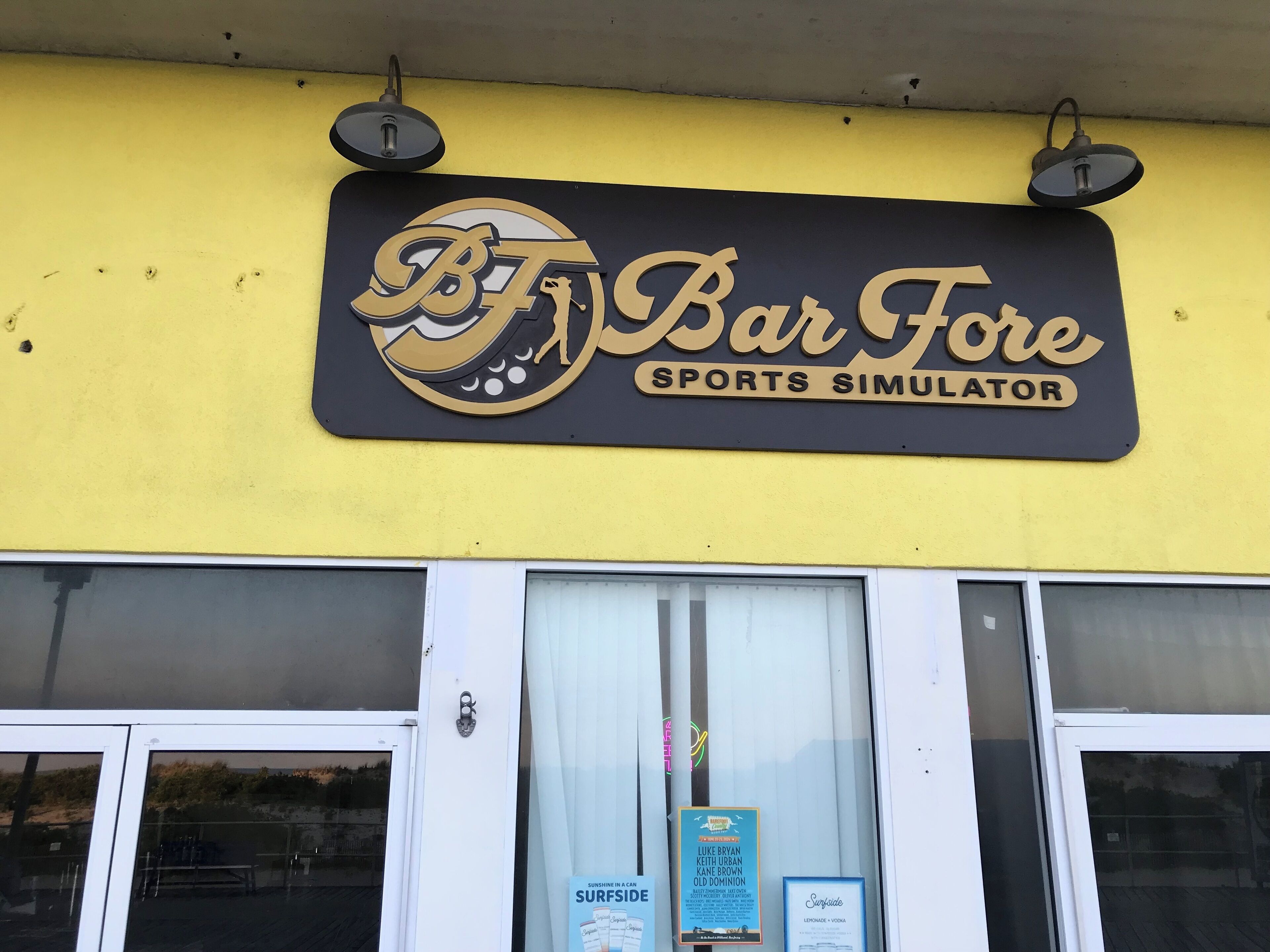 2 bares/lounges, este bar com transmissão de jogos em direto 