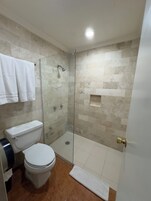 Chuveiro, secador de cabelo, toalhas de banho 