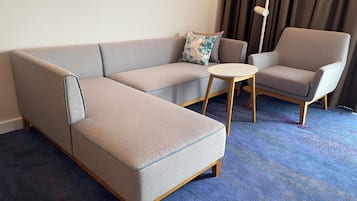 Quarto casal júnior, vista para o lago | Cofres nos quartos, cortinas blackout, ferros/tábuas de passar roupa