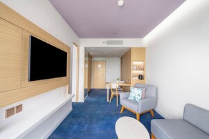 Suite Júnior, 1 cama king-size, vista para o lago | Cofre no quarto, secretária adequada para computadores portáteis 