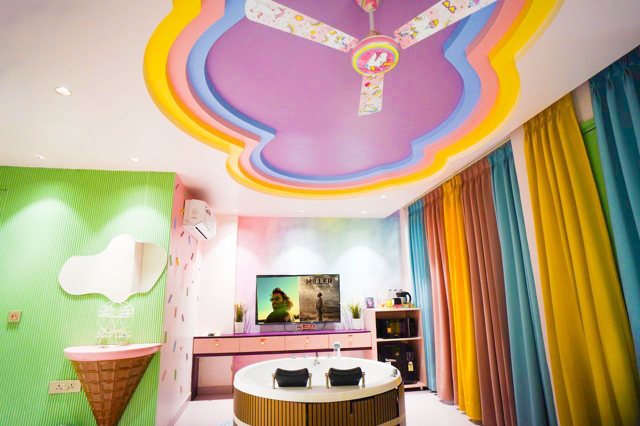 Quarto de Luxo | Sala de estar | Televisor de ecrã plano de 32 polegadas com canais por cabo 