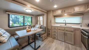Quarto Básico, 1 quarto (Caravan USA 12 (BBQ,Pet-Friedly)) | 1 quarto, Wi-fi grátis