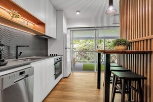 Apartamento de Luxo | Cozinha privada | Um frigorífico, um micro-ondas, um forno, uma placa de cozinha 