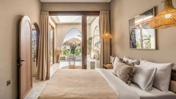 Villa Deluxe, 2 quartos, piscina privativa, vista para a piscina | 2 quartos, roupa de alta qualidade, cofre no quarto, secretária