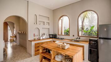 Villa Deluxe, 2 quartos, piscina privativa, vista para a piscina | Cozinha privada | Um frigorífico, um micro-ondas, uma placa de cozinha