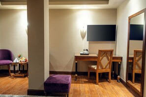 Suite Deluxe, 2 quartos | Minibar, berços/camas para crianças grátis, camas desdobráveis 