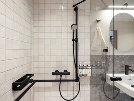 Medium Room - Accessible | Casa de banho | Um polibã, um secador de cabelo, toalhas fornecidas, sabão 