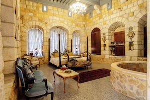 Suíte estúdio real, 1 cama King, banheira de imersão, vista para o mar | 1 quarto, roupas de cama premium