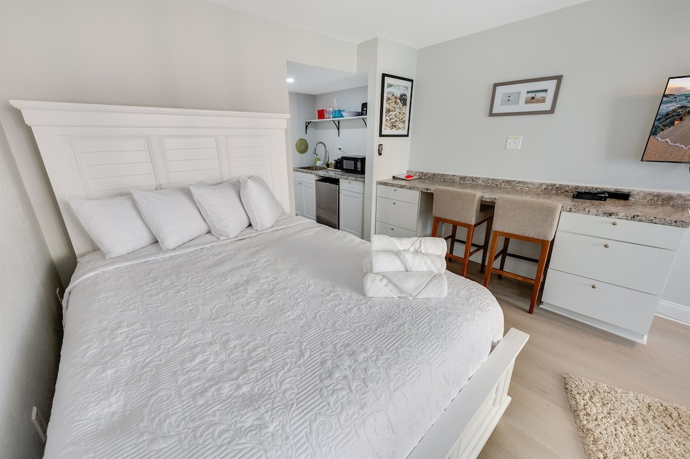 Newly Remodeled, Caravelle Resort, Amazing Pools! - South Carolina