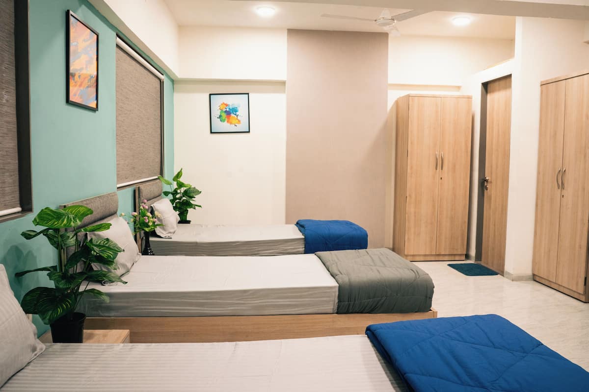 Quarto Duplo Standard | Secretária, secretária adequada para computadores portáteis