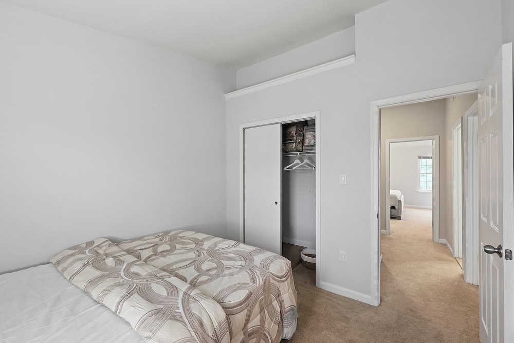 Spacious 3br Townhouse With Balcony & Gym - Columbia, MD