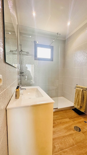 Casa | Casa de banho | Um polibã, um secador de cabelo, toalhas fornecidas 